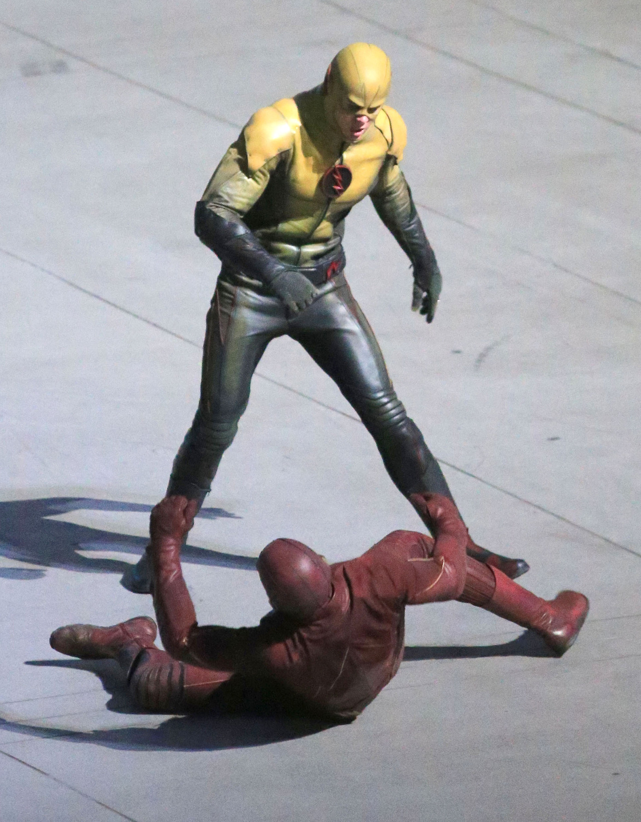 Exclusive... Grant Gustin Films A Fight Scene On The Set Of 'The Flash ...